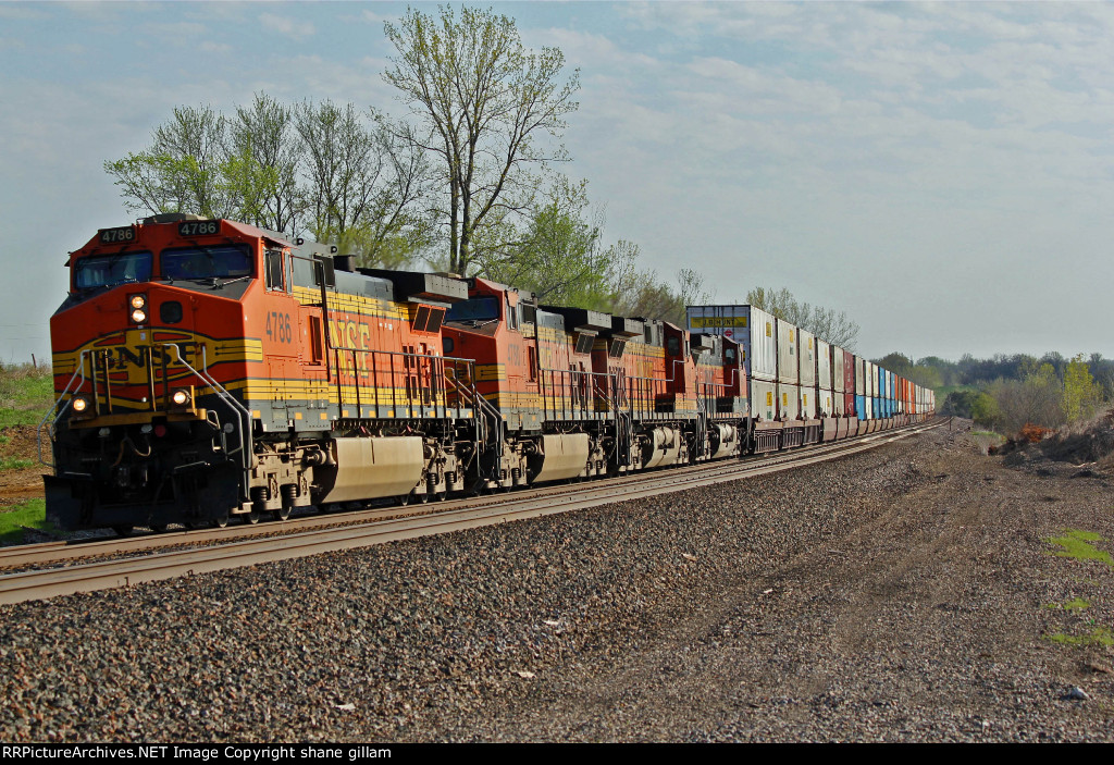 BNSF 4786 Leans into the curve near Santa Fe Lake.